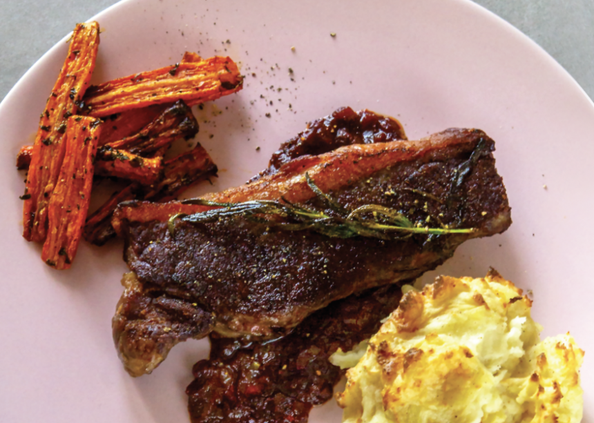 Stek z rostbefu z zapiekanym puree i sosem barbecue - przepis | Mięsna ...